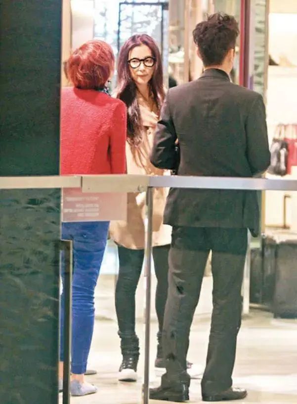 The gap between Li Bingbing and the stage is too big, her plain makeup ...