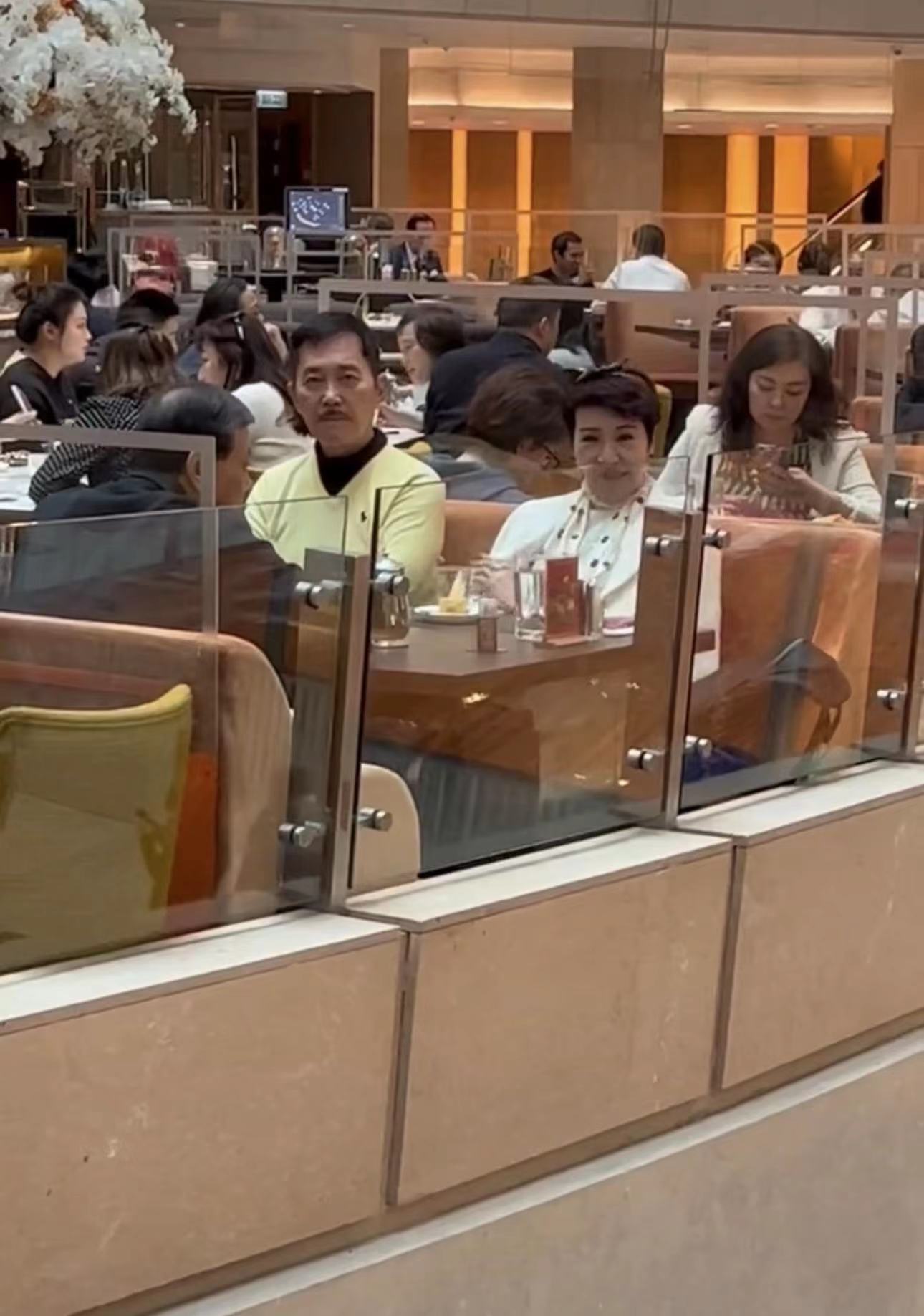 Deborah's charm still exists, she has a dinner with her 11-year-old ...