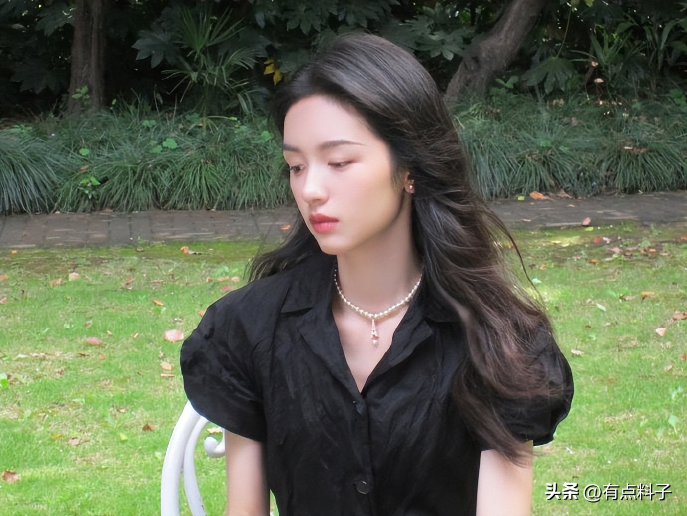 Zhou Ye's latest style is a large black dress with lazy long hair, and ...