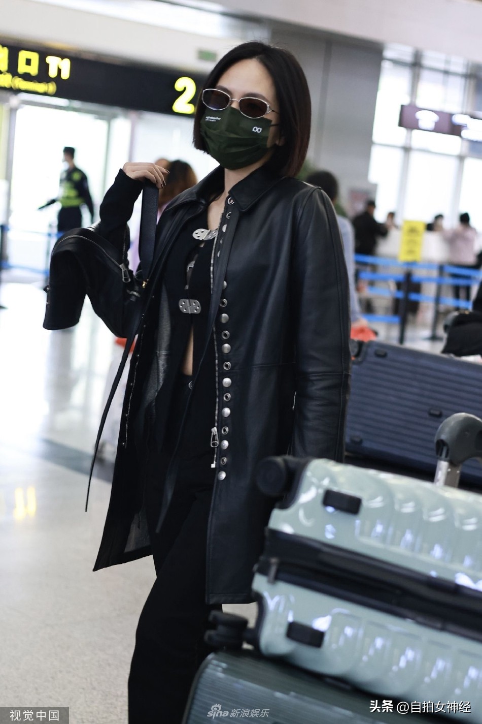 Liu Xijun appeared at the airport after the recording of "Ride the Wind ...