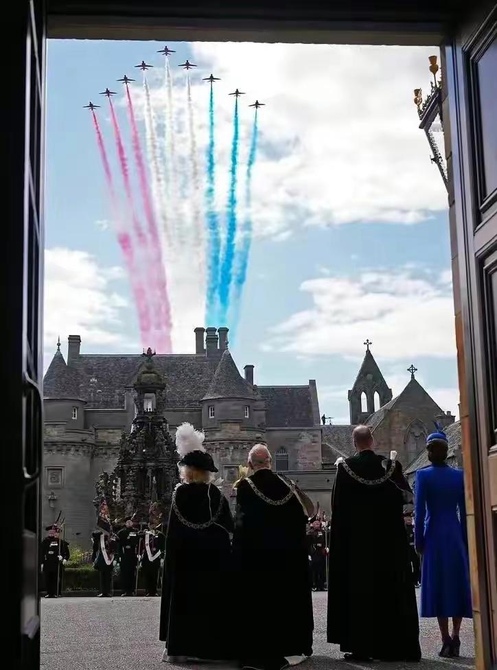 Misstep! Meghan asked Harry to hold Princess Bebelet and it blew up the ...