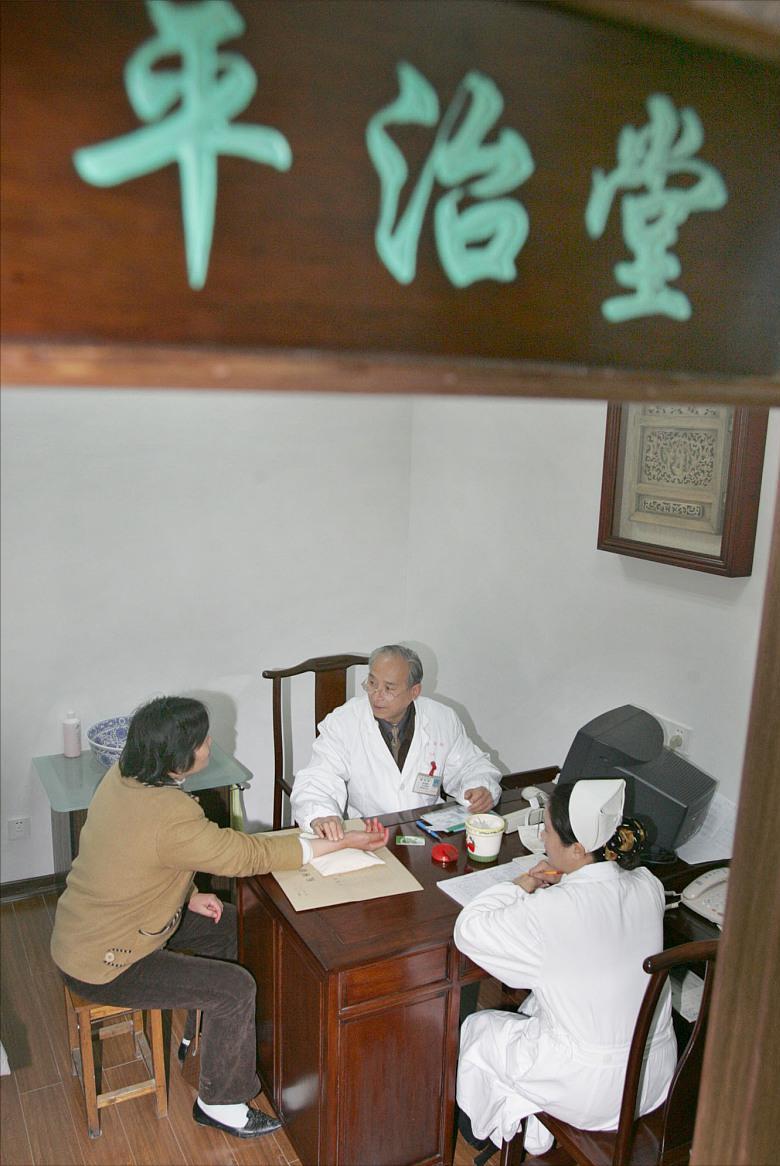 Thick and greasy tongue coating, often hot and humid stomach?If ...