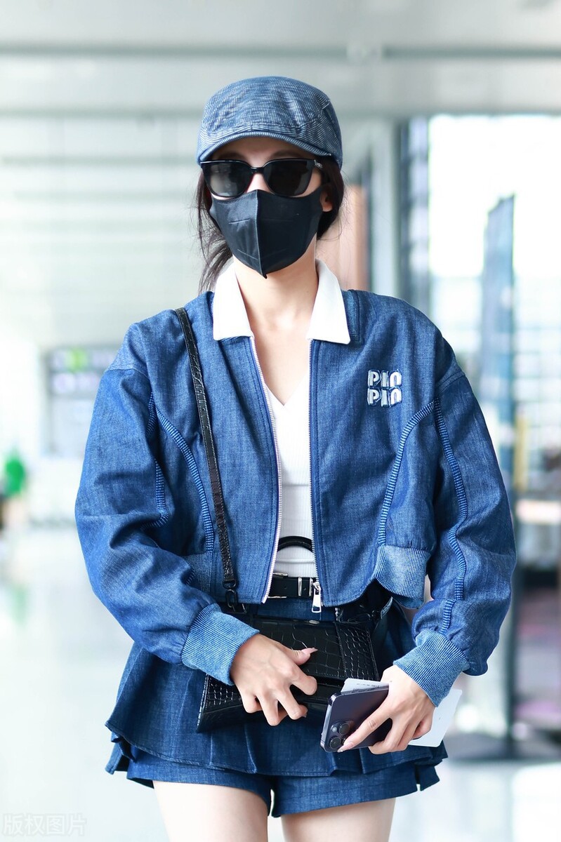 Sun Rui appeared in a denim jacket at Shanghai Airport with a denim ...