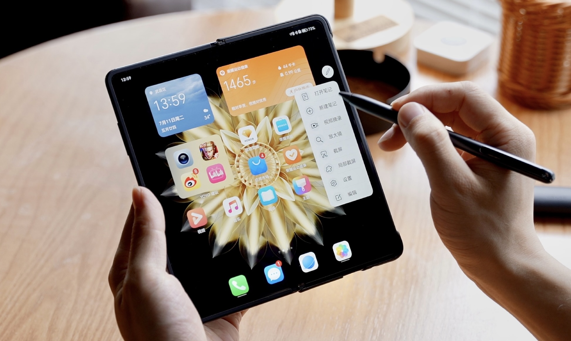 Experience flipping beyond imagination! These two folding screen phones ...