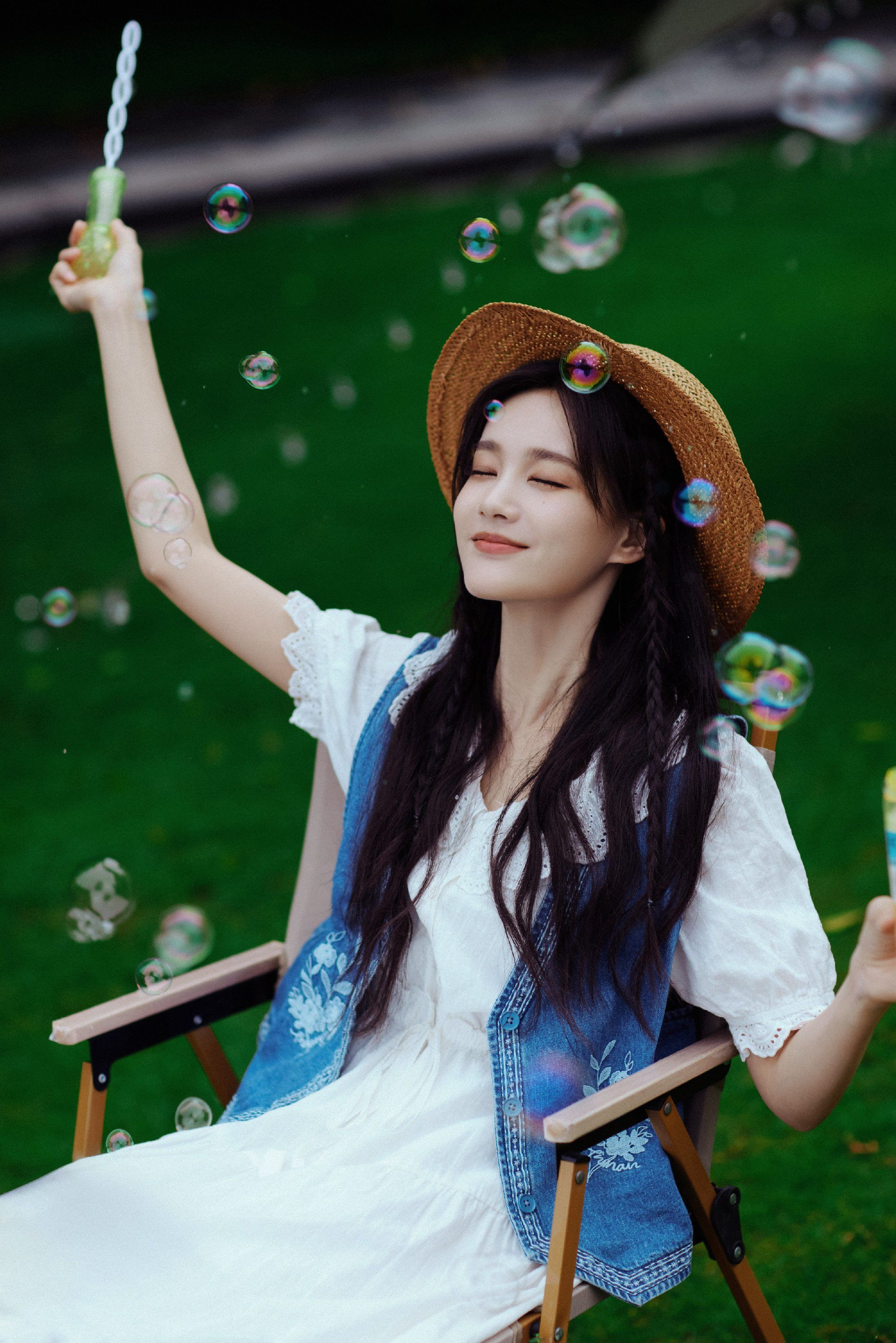 Li Yitong's youthful and lively photo of Wanhuatong in summer - iNEWS