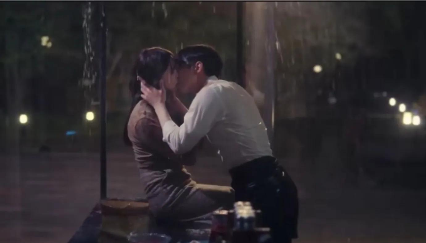 Li Junhao and Lin Yuner are kissing passionately in the rainstorm, the picture is so beautiful ...