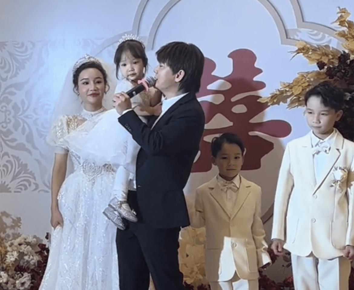 38-year-old singer Liu Zhe returns to his hometown to make up for his ...