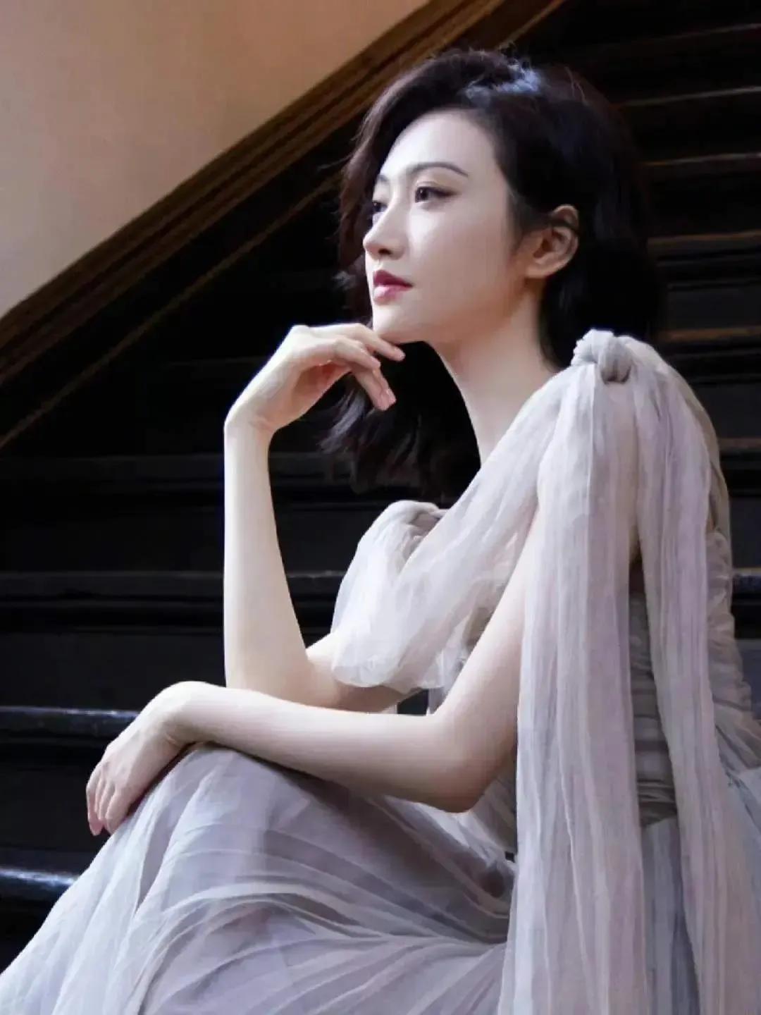 Jing Tian: Long skirt, fair skin and beautiful appearance, so beautiful ...