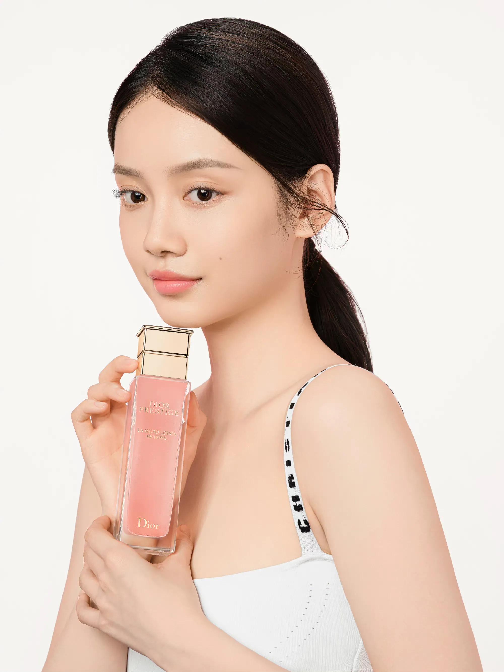 Sun Yihan's beautiful picture - iNEWS