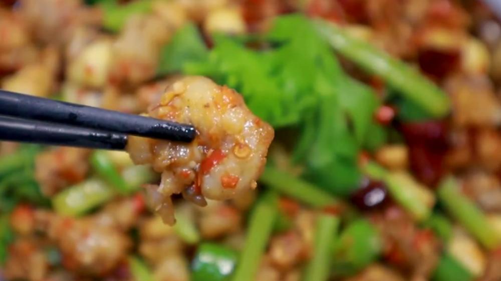 Homemade practice of dry pot bullfrog, the meat is fresh and tender ...