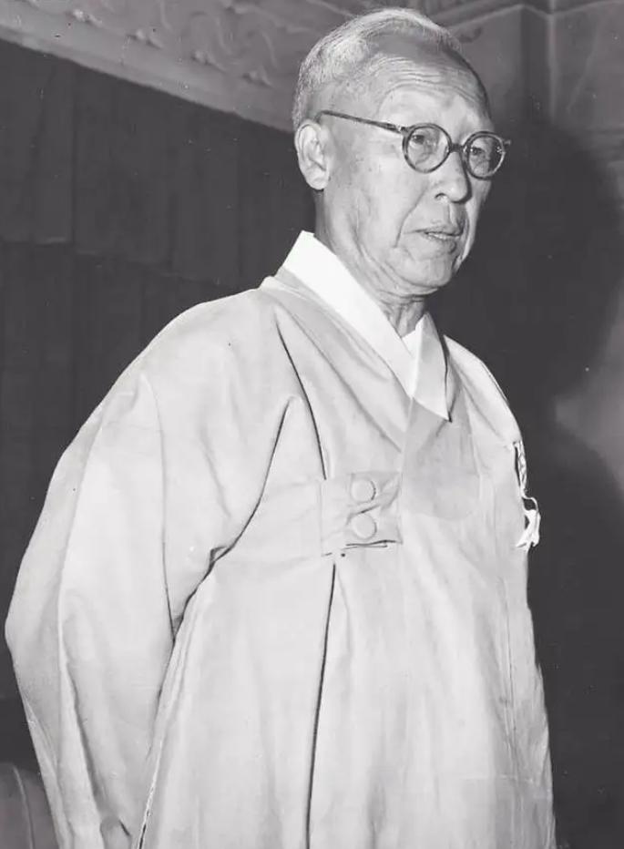 After South Korean President Roh Moo-hyun jumped off a cliff to his ...