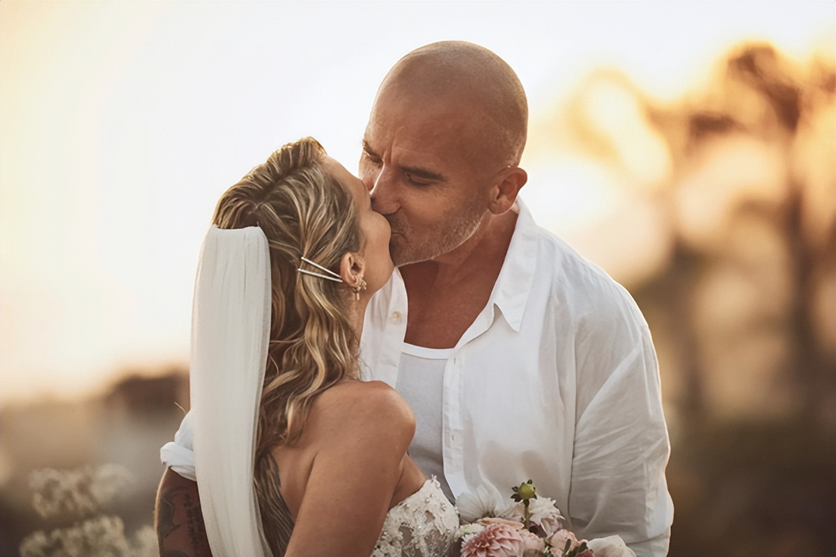 "Prison Break" actor marries Miley's mom! Miley smiles brightly as ...