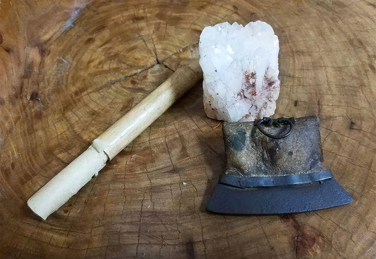 How did the ancients make fire? Rubbing the steel bar against the stone ...