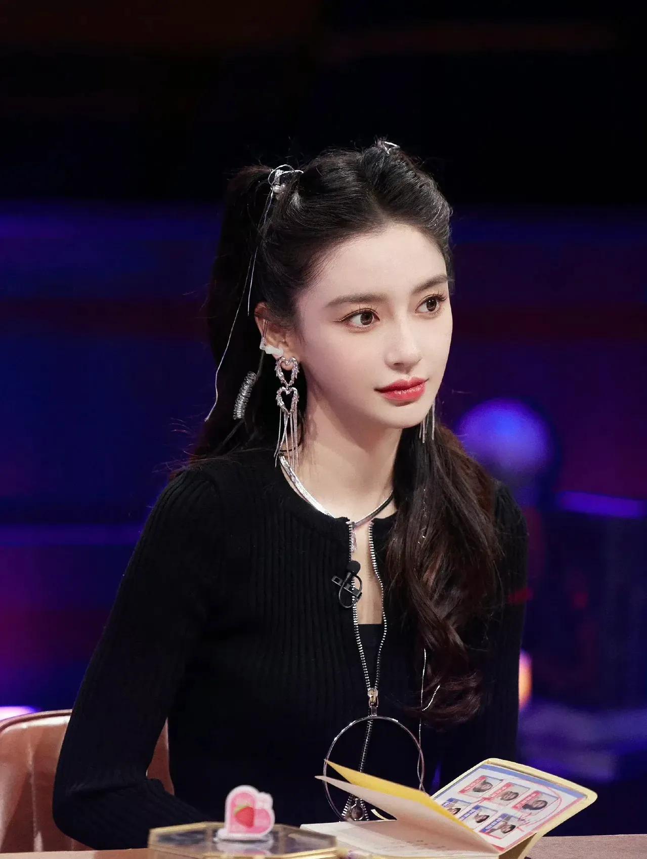 Mingyan beauty Yang Ying, black knitted black long curly hair half tied ...