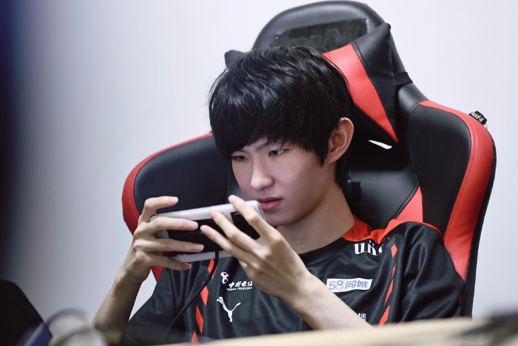 AG lost the game and the warm sunshine went down quickly. Yinuo lived ...