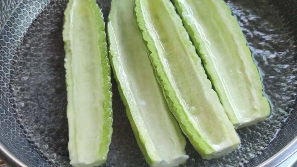 Bitter gourd is so delicious. It is tender, nutritious and light in ...