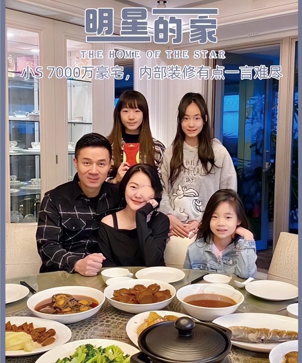 Little S Xu Xidi's second daughter wears a backless top and carries ...