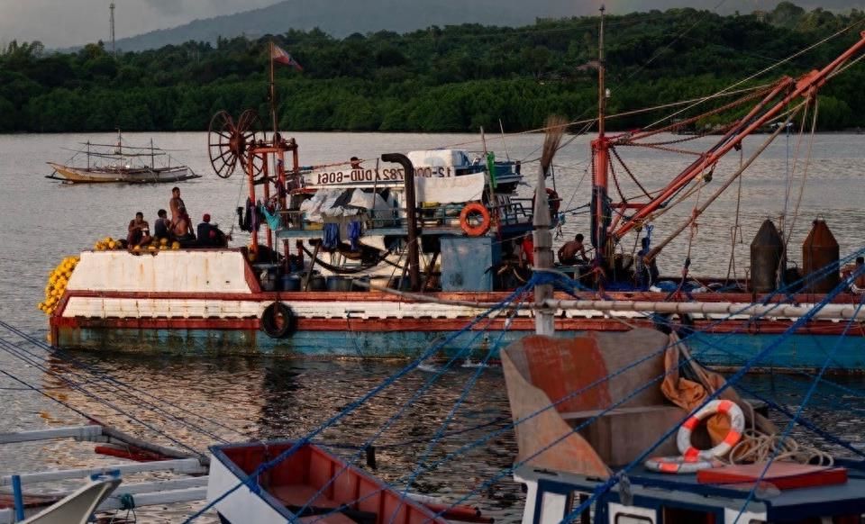 A Philippine fishing boat was hit and sank near Huangyan Island. Marcos ...