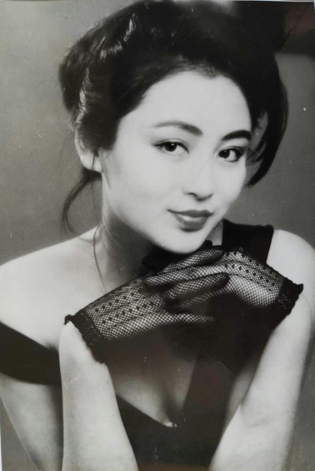 After seeing Chen Hong's old photos, I realized what a "palace-level beauty" is - iNEWS