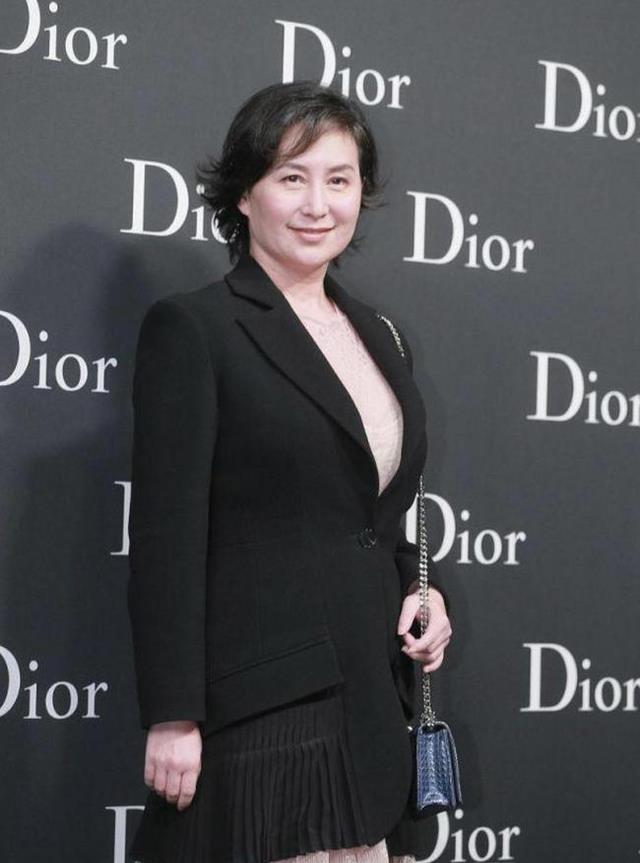 He Chaoqiong and He Chaoyi are really sisters. They stand side by side ...