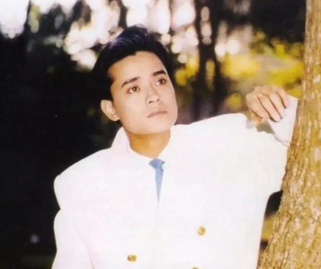 He is the original singer of "Bending Moon". He was as famous as Mao ...