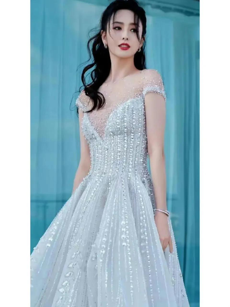 Tong Liya, with exquisite facial features and extremely sweet - iNEWS