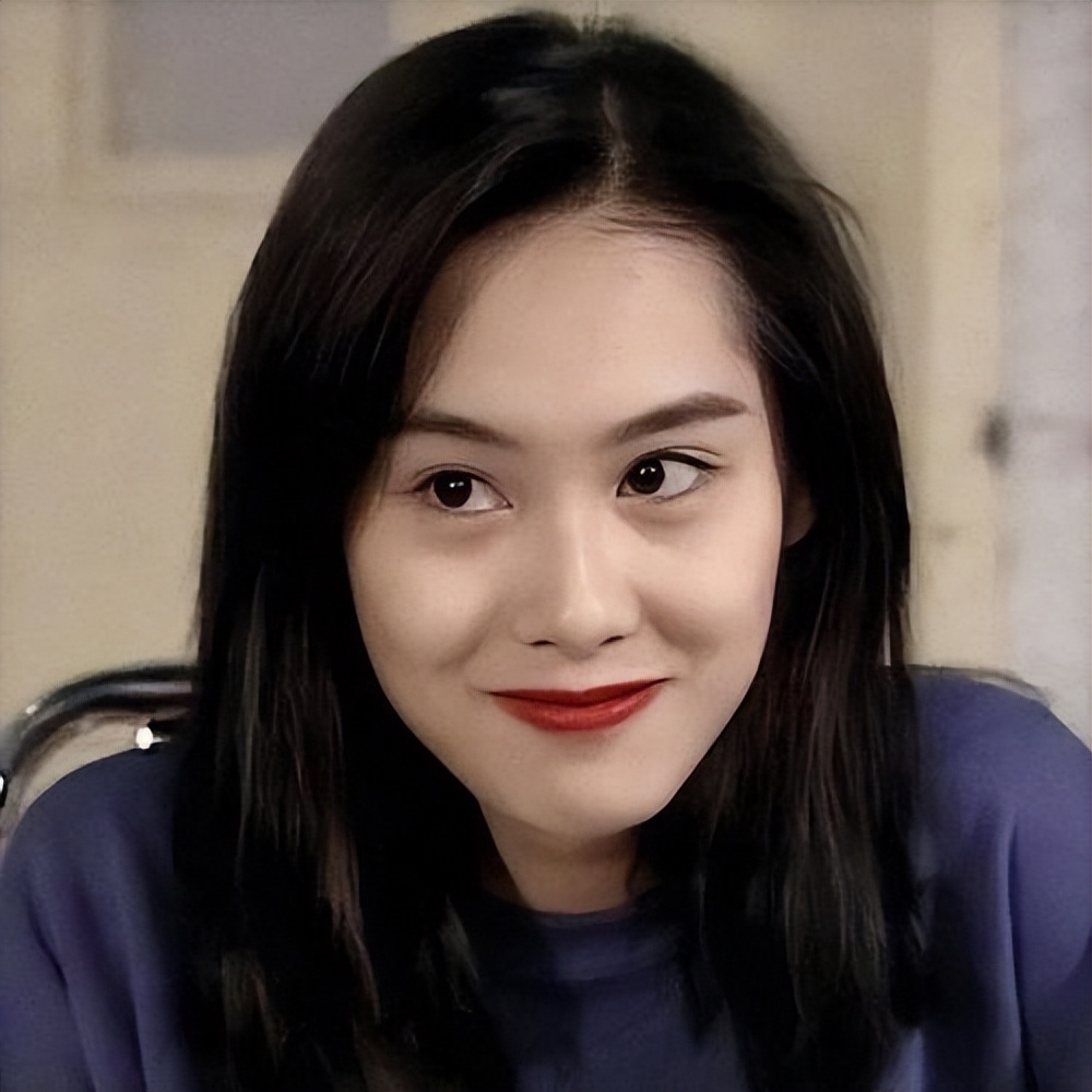 At the age of 50, Zhu Yin has a "girly figure" and wears a tight slit ...