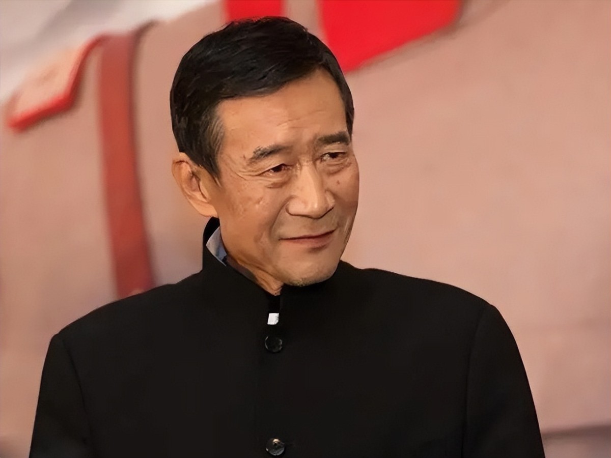 Acting too like Lin Biao, Wang Guangmei refused to shake hands with him ...