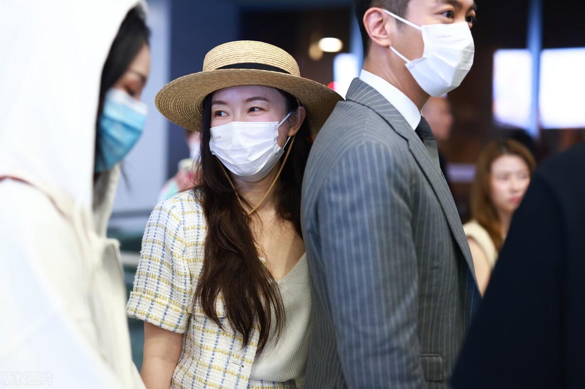 Huang Xuan, Du Jiang, and Huo Siyan rarely walk together at the airport ...