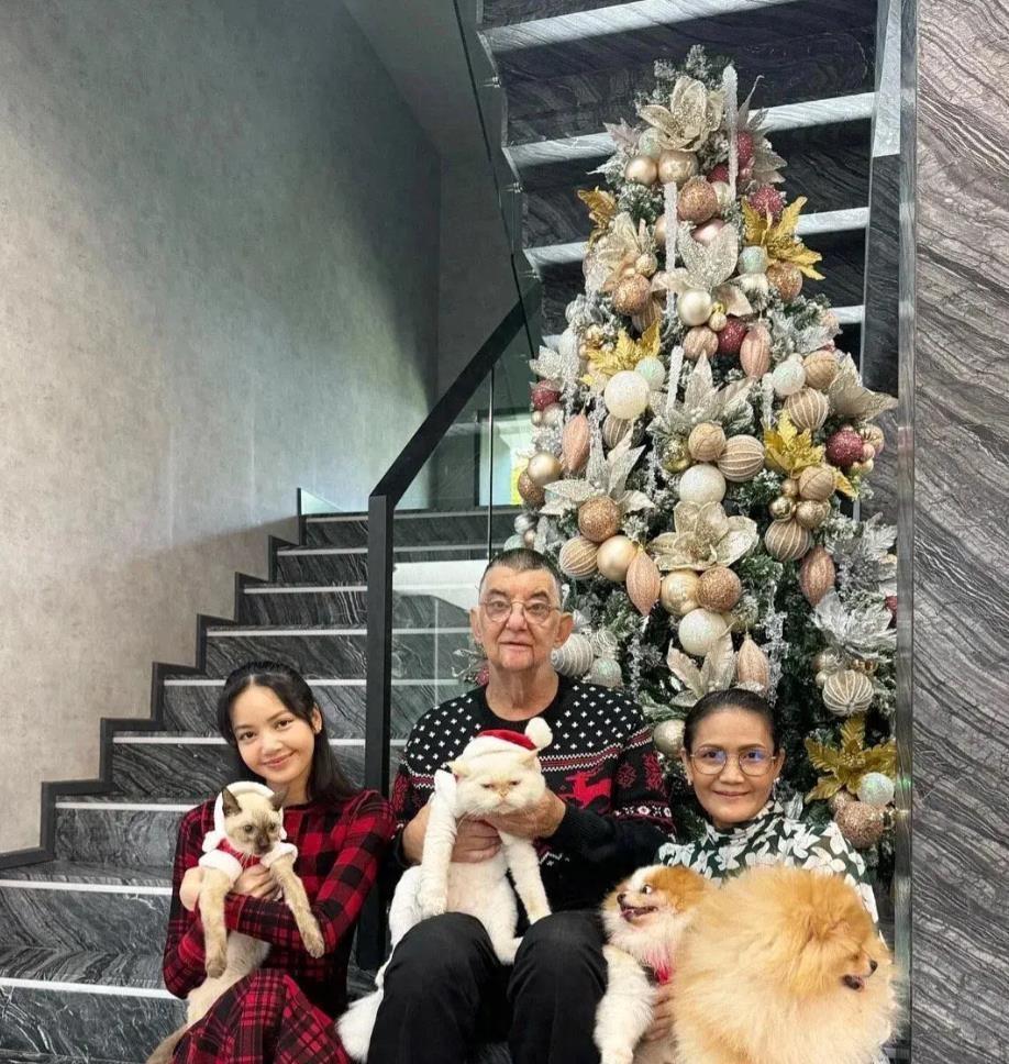 Lisa posted a new photo with her parents. No matter how she dresses ...