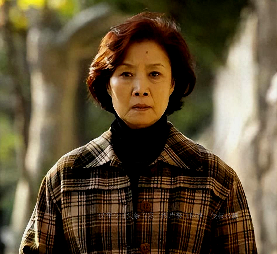 Lu Zhong plays a winner in life. His son is a director, his daughter-in ...