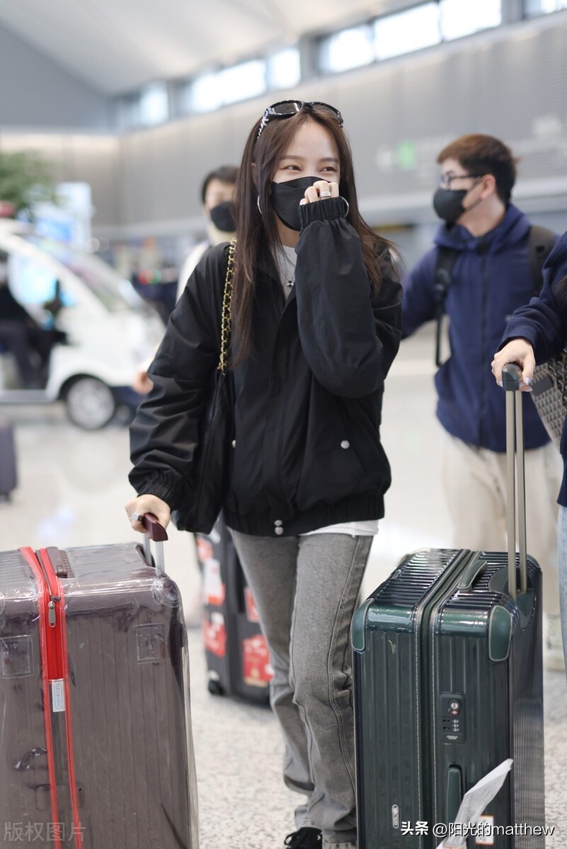 Meng Jia pushed the suitcase to go out alone, waving to fans with full ...