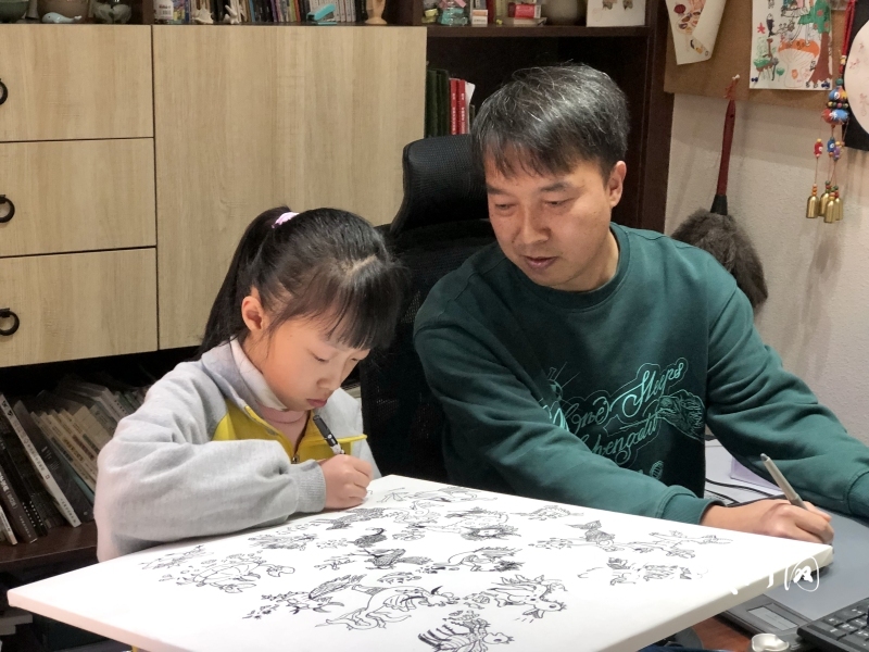Fun and loving!Dad "translated" more than 150 of his daughter's doodles ...