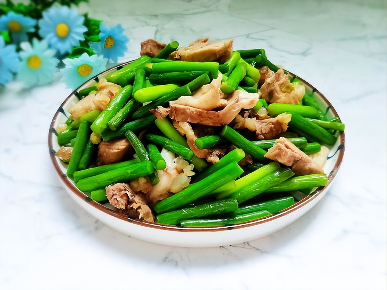 When frying garlic sprouts, remember not to fry directly in the pan ...