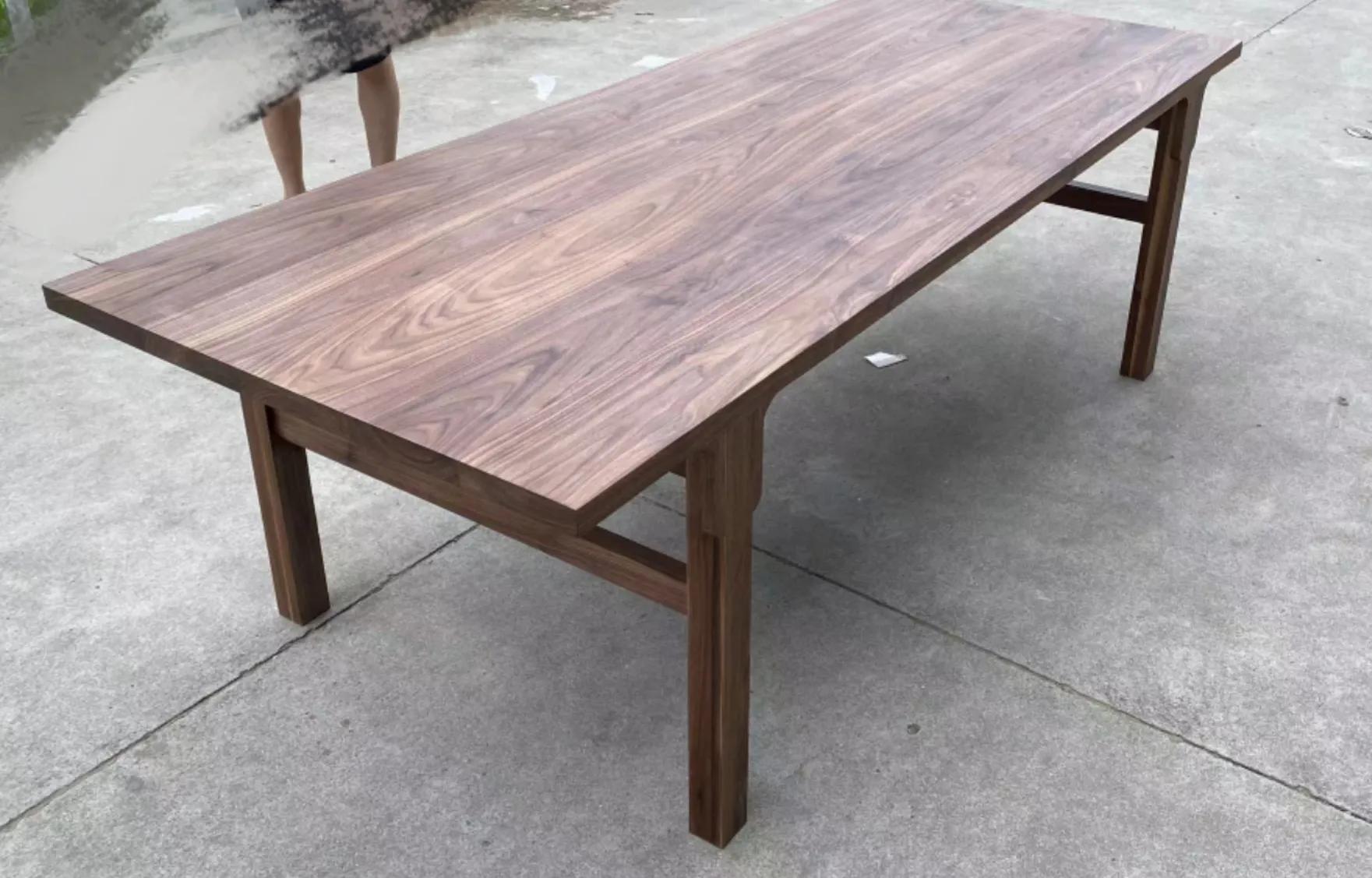 1.8 meters long table, really easy to use - iNEWS