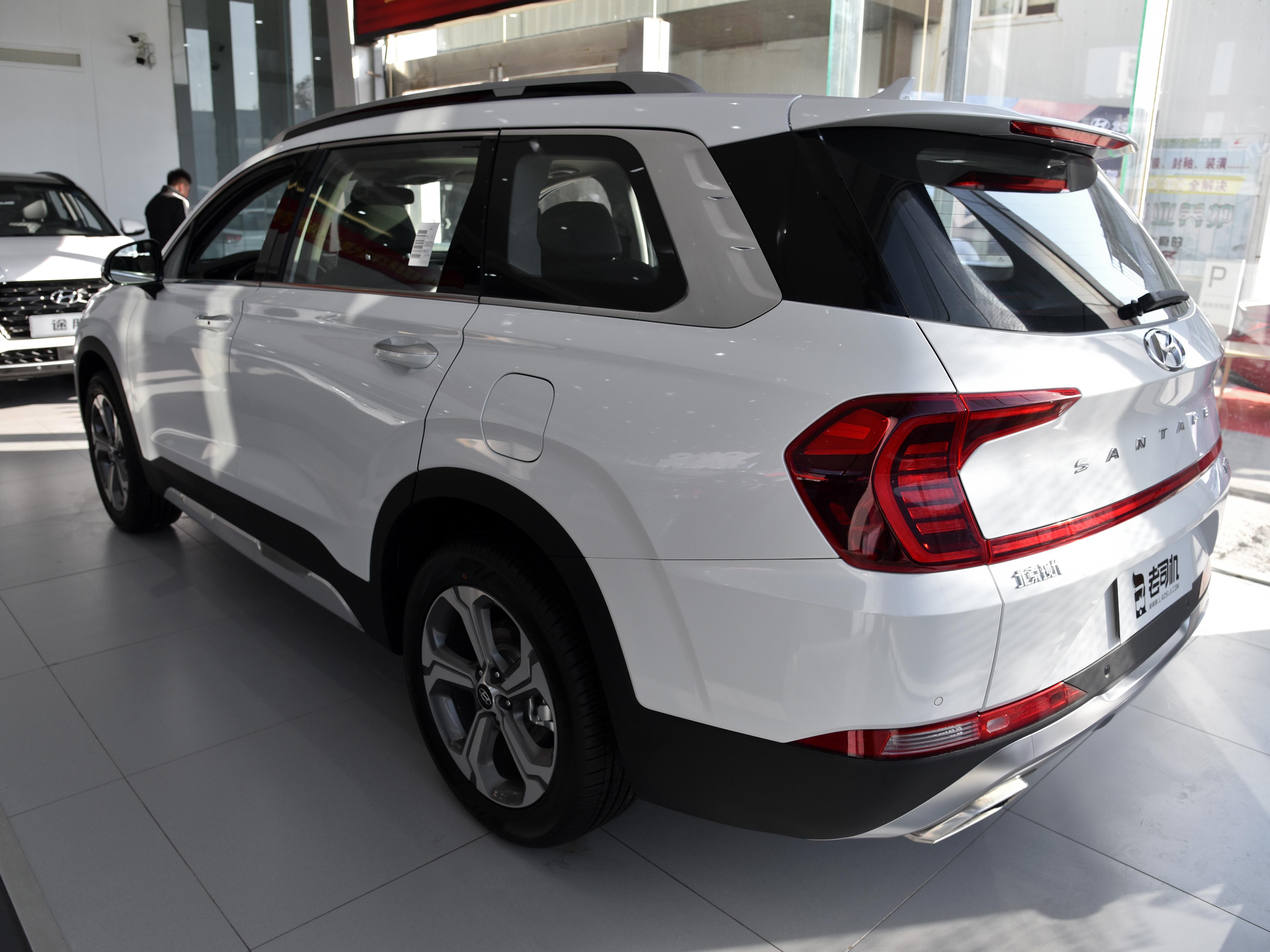 Equipped with high power, interior plastic texture, split headlights ...