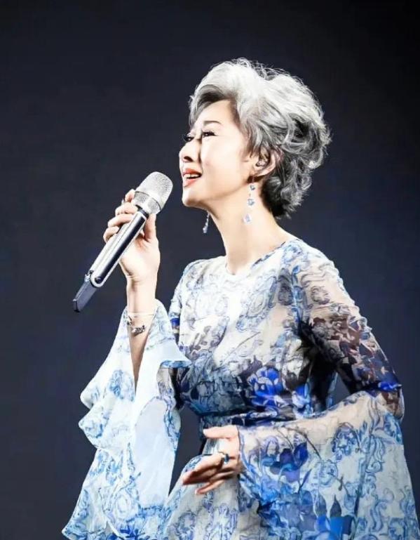 Ye Qianwen: The white hair is not dyed, the makeup is decent, and she ...