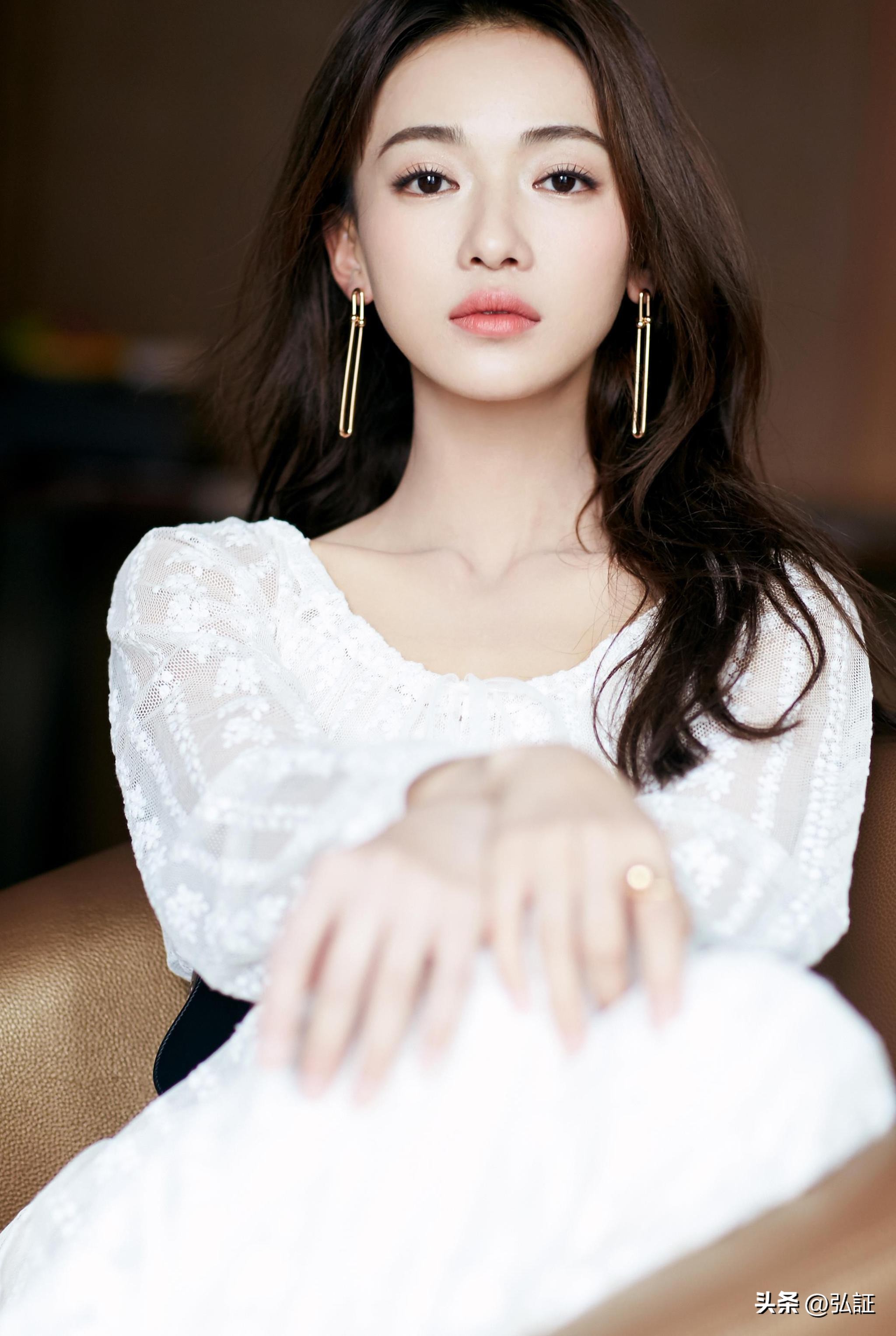 "Five catties of salt" Wu Jinyan, petite and pleasant, with outstanding temperament, full of ...