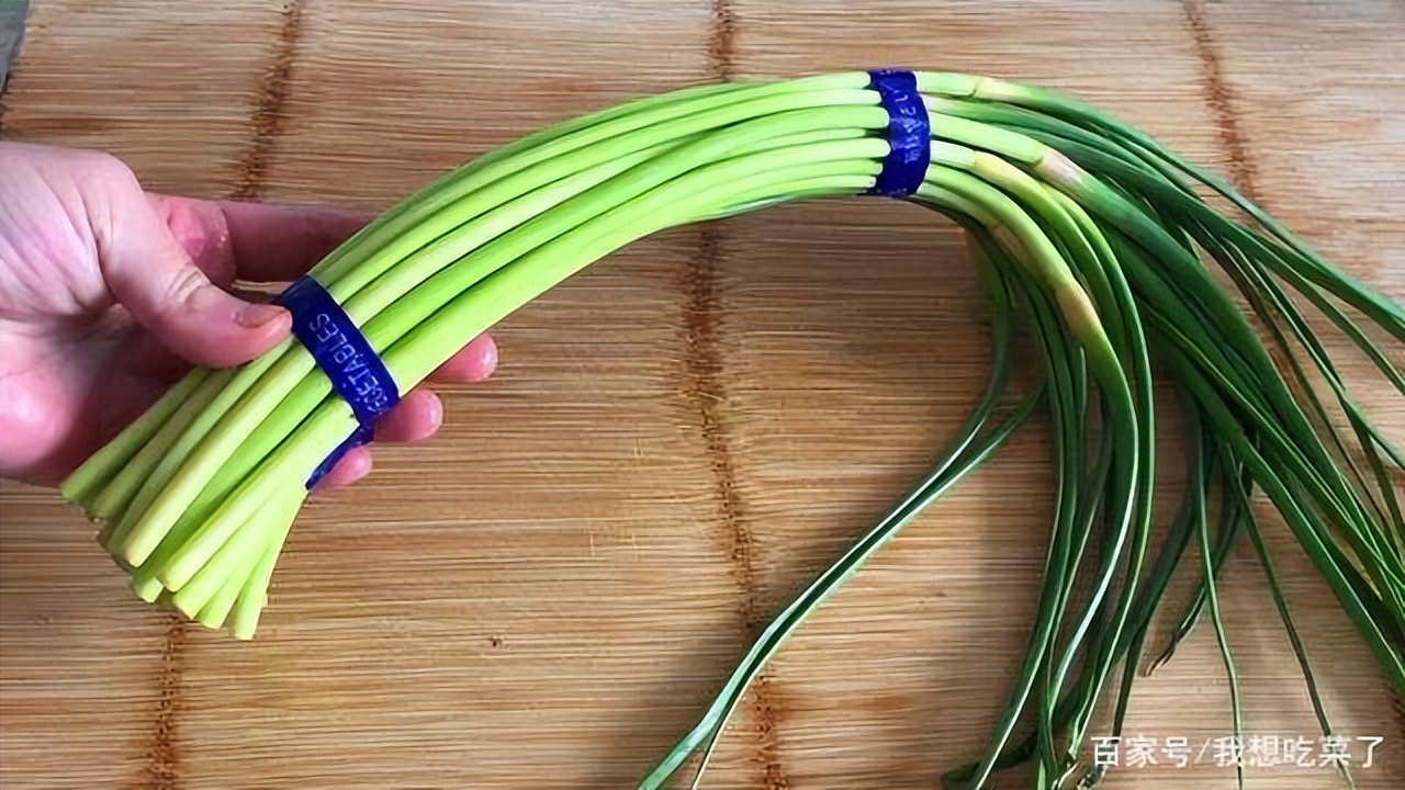 Eating garlic sprouts with it is simple and delicious, full of aroma ...