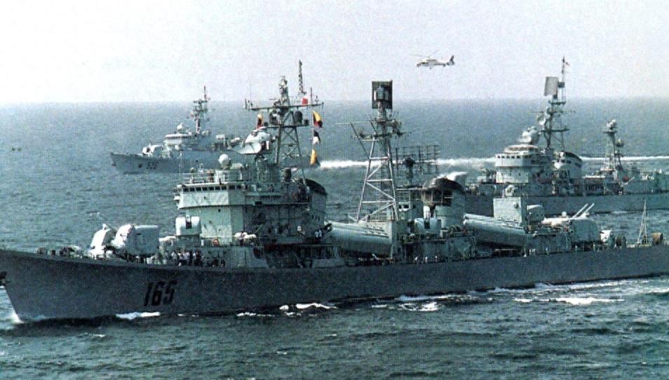 Nine cracks appeared after the warship hit, and the mast antenna ...