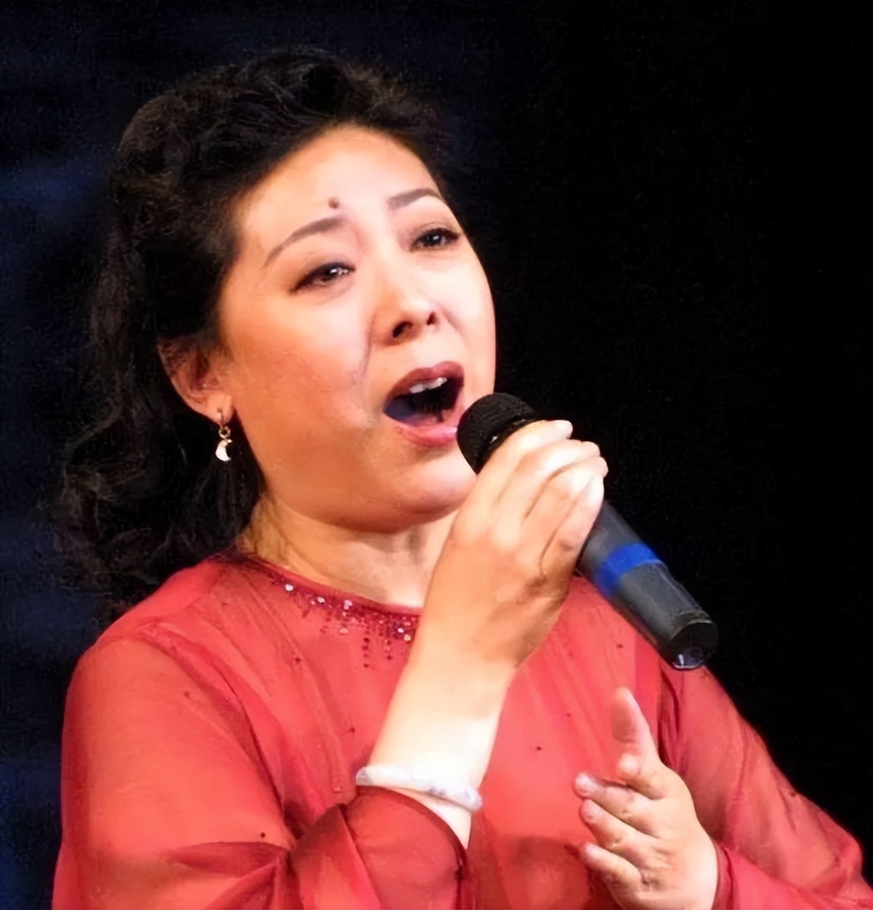 She is a famous singer. After divorcing her husband as a young actor ...