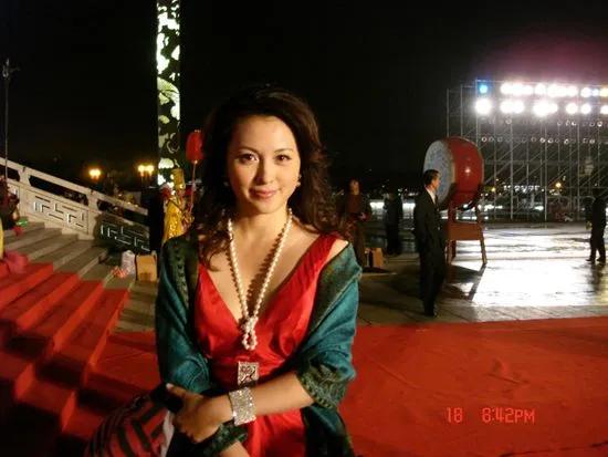 CCTV announcer Meng Tong - iNEWS