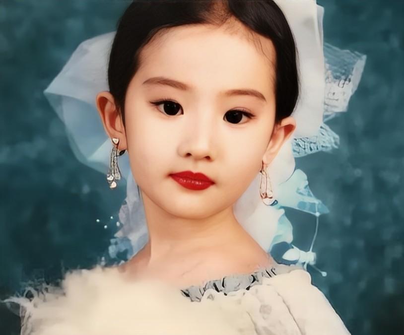 Liu Yifei's mother, Liu Xiaoli, is married and divorced. She is single ...