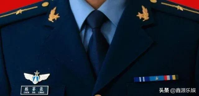 How to correctly identify the PLA military badge qualifications?Just ...