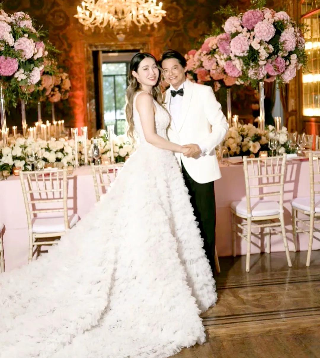 Warren Mok's beautiful wife has a hot body! The two kissed sweetly to ...