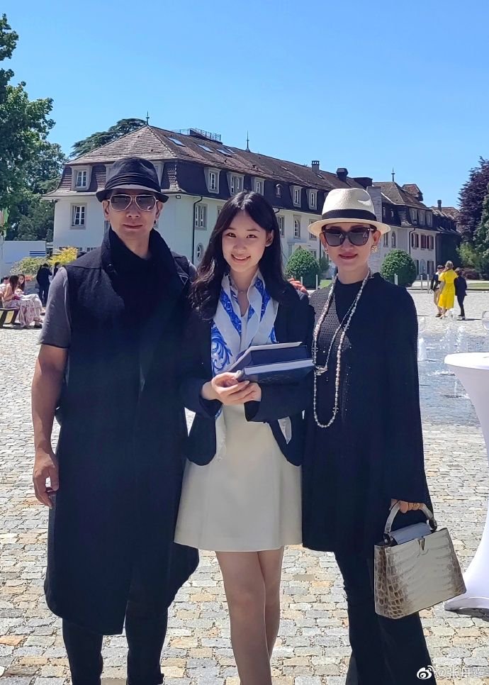 At the graduation ceremony of the beloved daughter Rose, Zhao Wenzhuo ...
