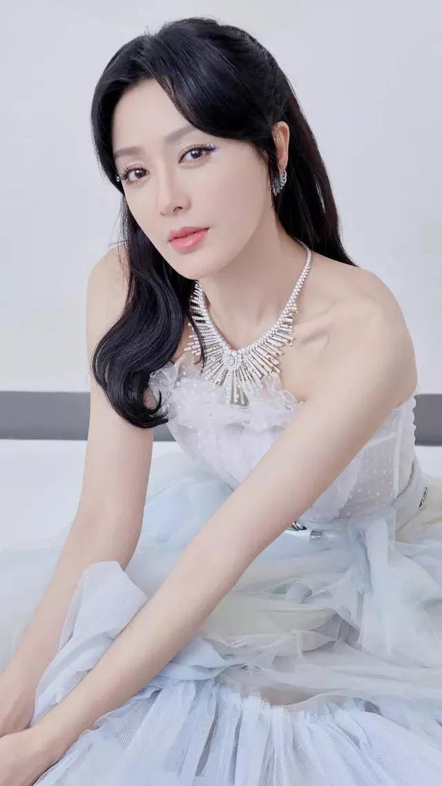 Sexy and charming Qin Lan - iMedia