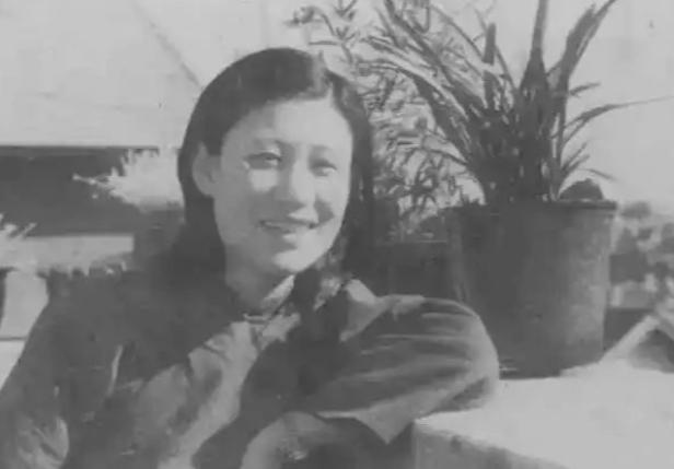 In 1939, Li Youlan, a great beauty of the New Fourth Army, took a rare ...