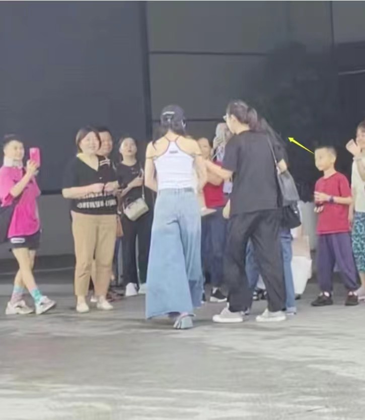 Reba's nose was injured in the recording program, and the lifting ...