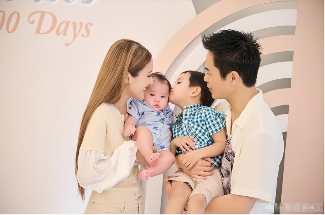 52-year-old Zheng Jiaying's 3rd child is over a hundred days old, Chen ...